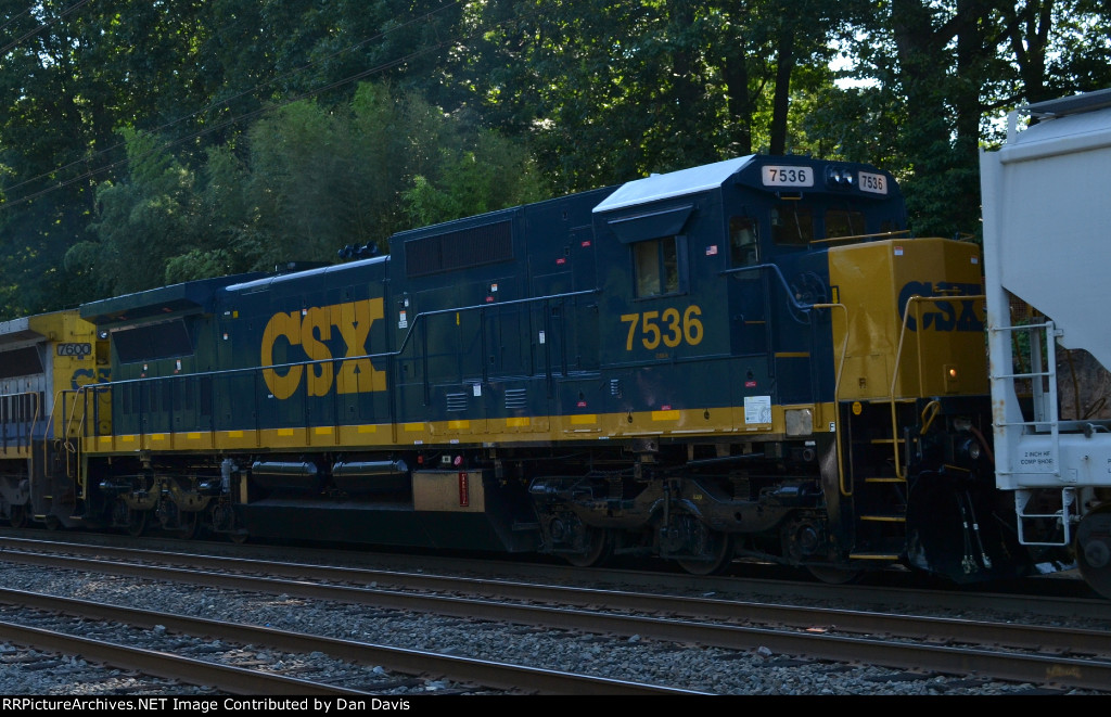 CSX C40-8 7536 in Sparkling YN3 paint